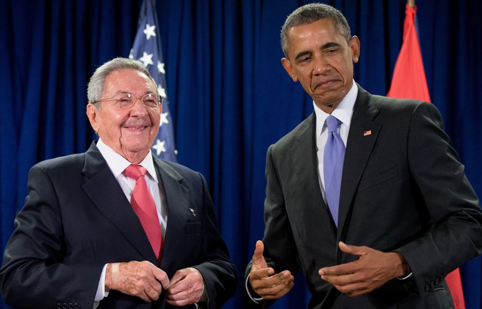 Obama y Castro se dan la mano y celebran su segunda reunión bilateral ...