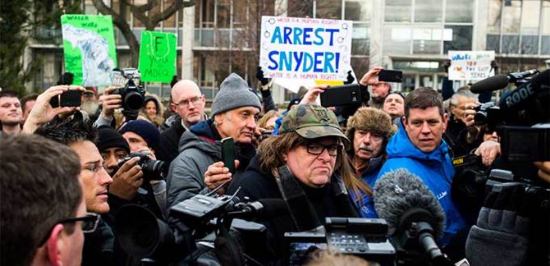 Michael Moore regresa a Flint en medio de la crisis del agua | La ...