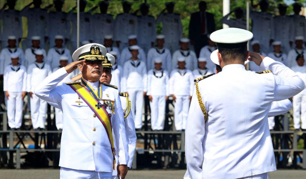 La Armada de Ecuador rescata a tres pescadores perdidos en el mar | La ...