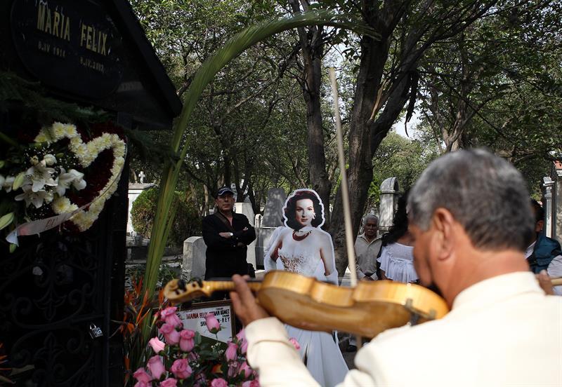 Homenajean a María Félix con canciones y flores a 15 años de su muerte ...