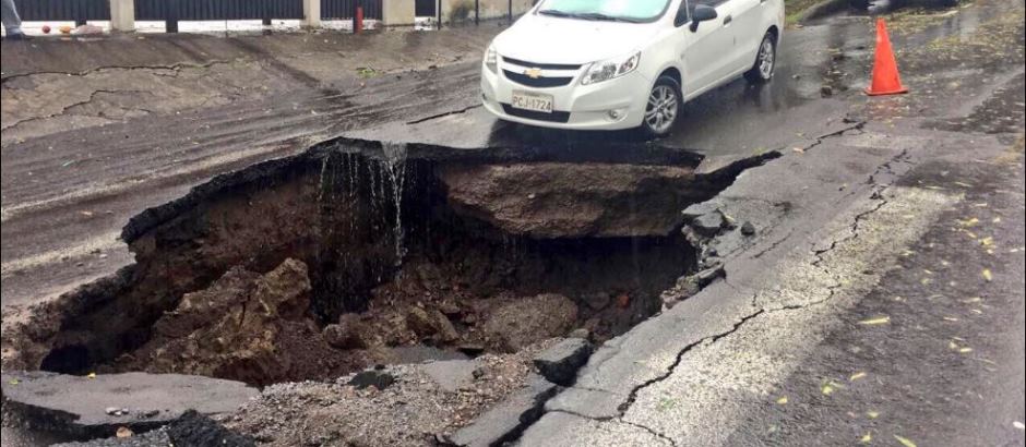 Hundimiento de tierra en exteriores del estadio Olímpico Atahualpa | La ...