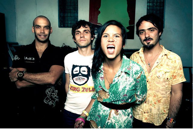 Bomba Estéreo realiza un viaje en el tiempo con “Ayo” | La República EC