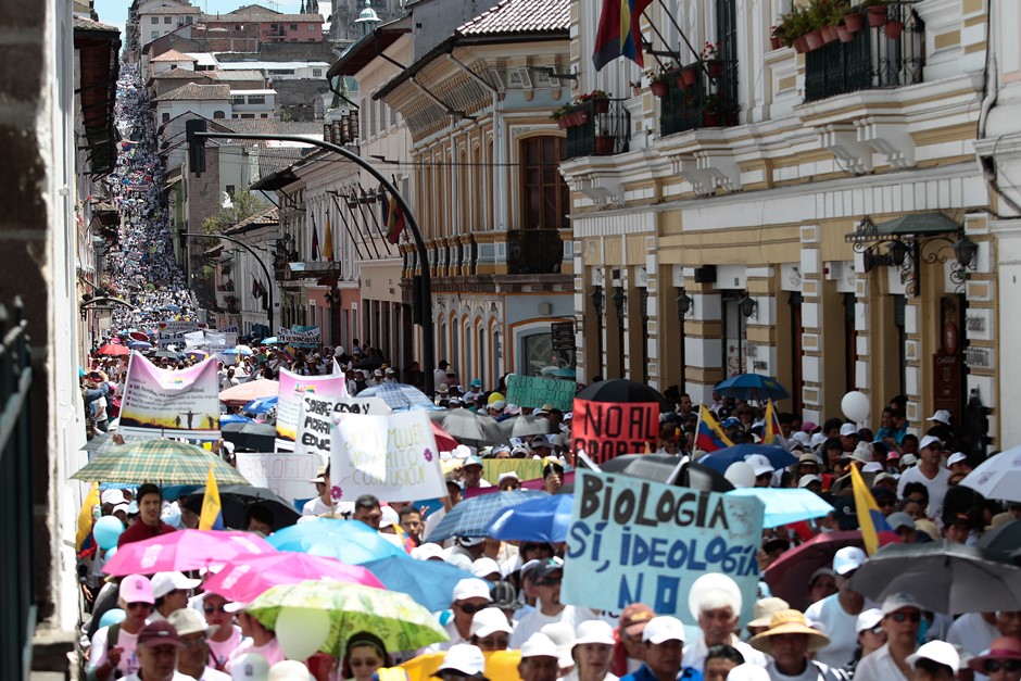 marcha con mis hijos no te metas | La República EC marcha con mis hijos no te metas | La República EC