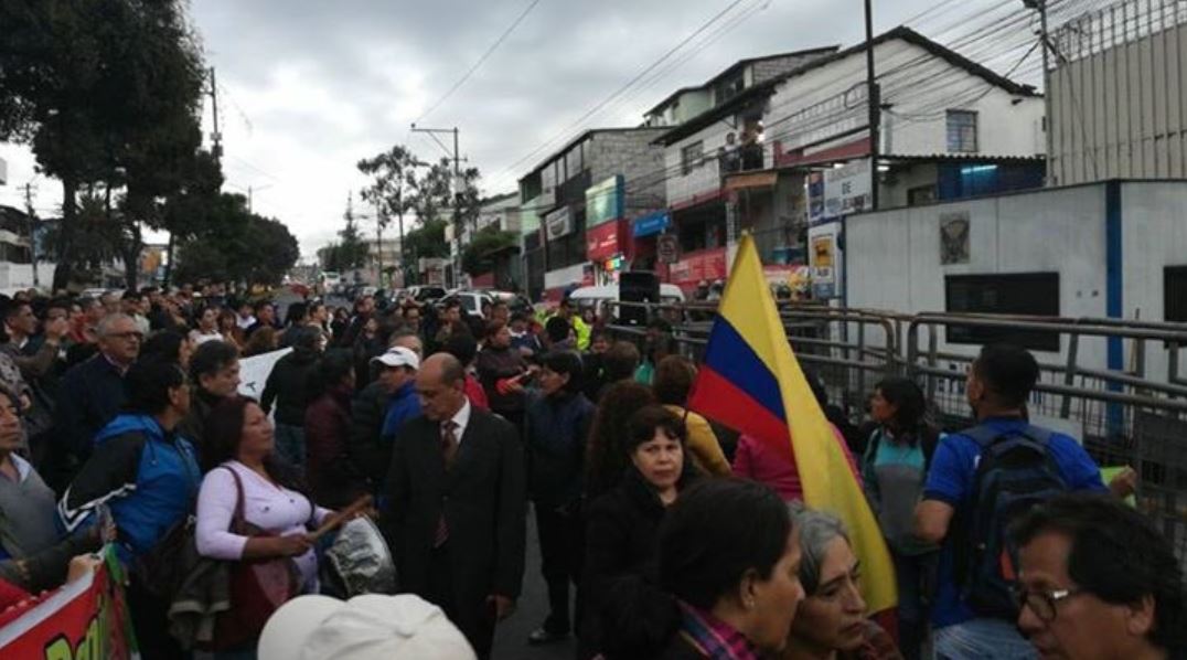 A ritmo de bubucelas, decenas piden libertad de Glas | La República EC