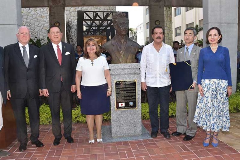 Alcalde Nebot develizó busto de Hideyo Noguchi | La República EC