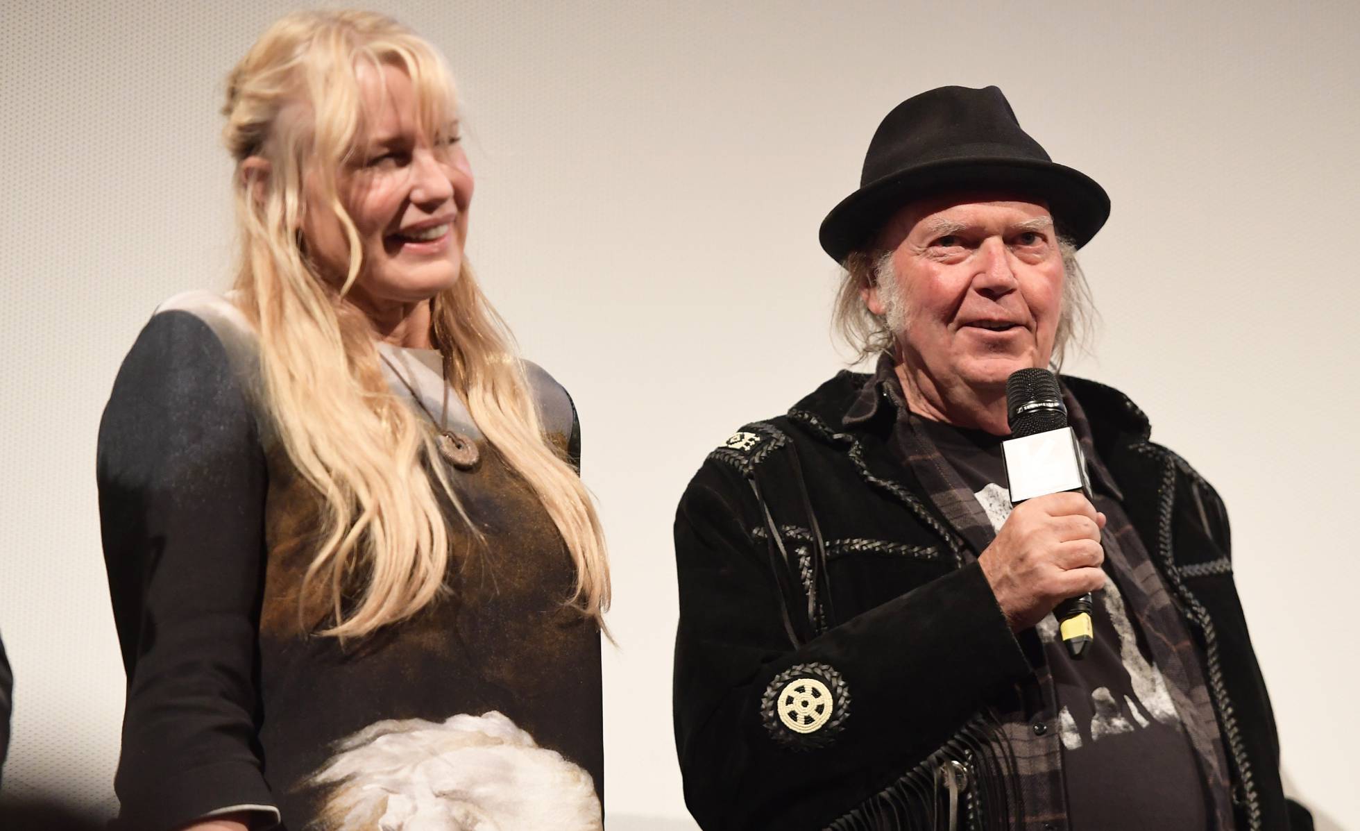 Neil Young y Daryl Hannah se casan en secreto | La República EC