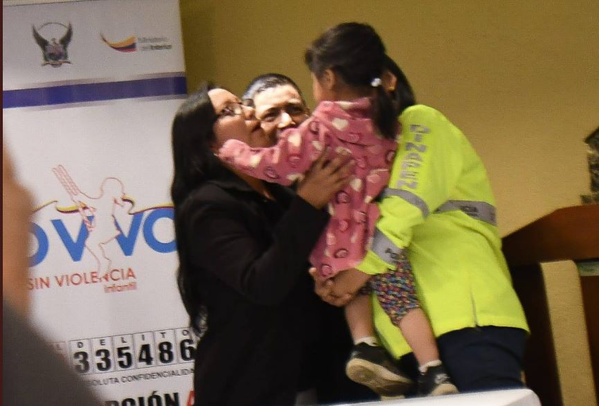 Policía entrega a Anahí a sus padres | La República EC