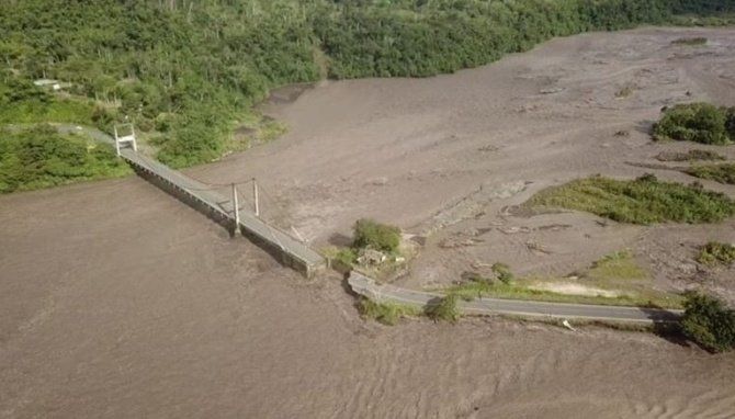 Desborde del río Upano colapsa vía Macas-Puyo | La República EC