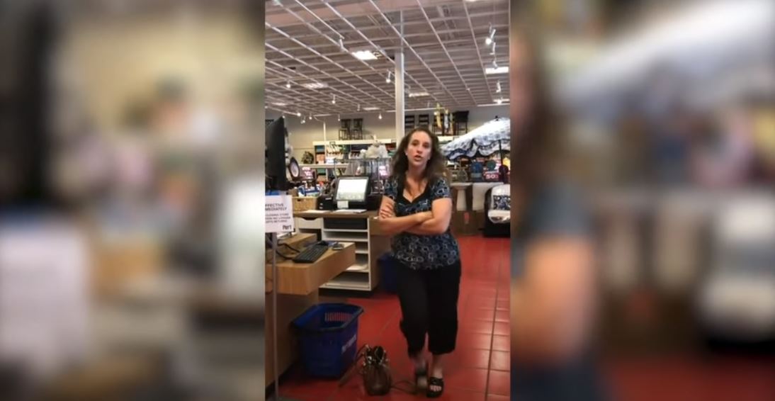 Mujer fue detenida por toserle en la cara a otra persona en Florida ...