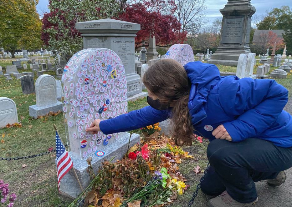 La tumba de la sufragista Susan B. Anthony amanece llena de homenajes ... La tumba de la sufragista Susan B. Anthony amanece llena de homenajes ...