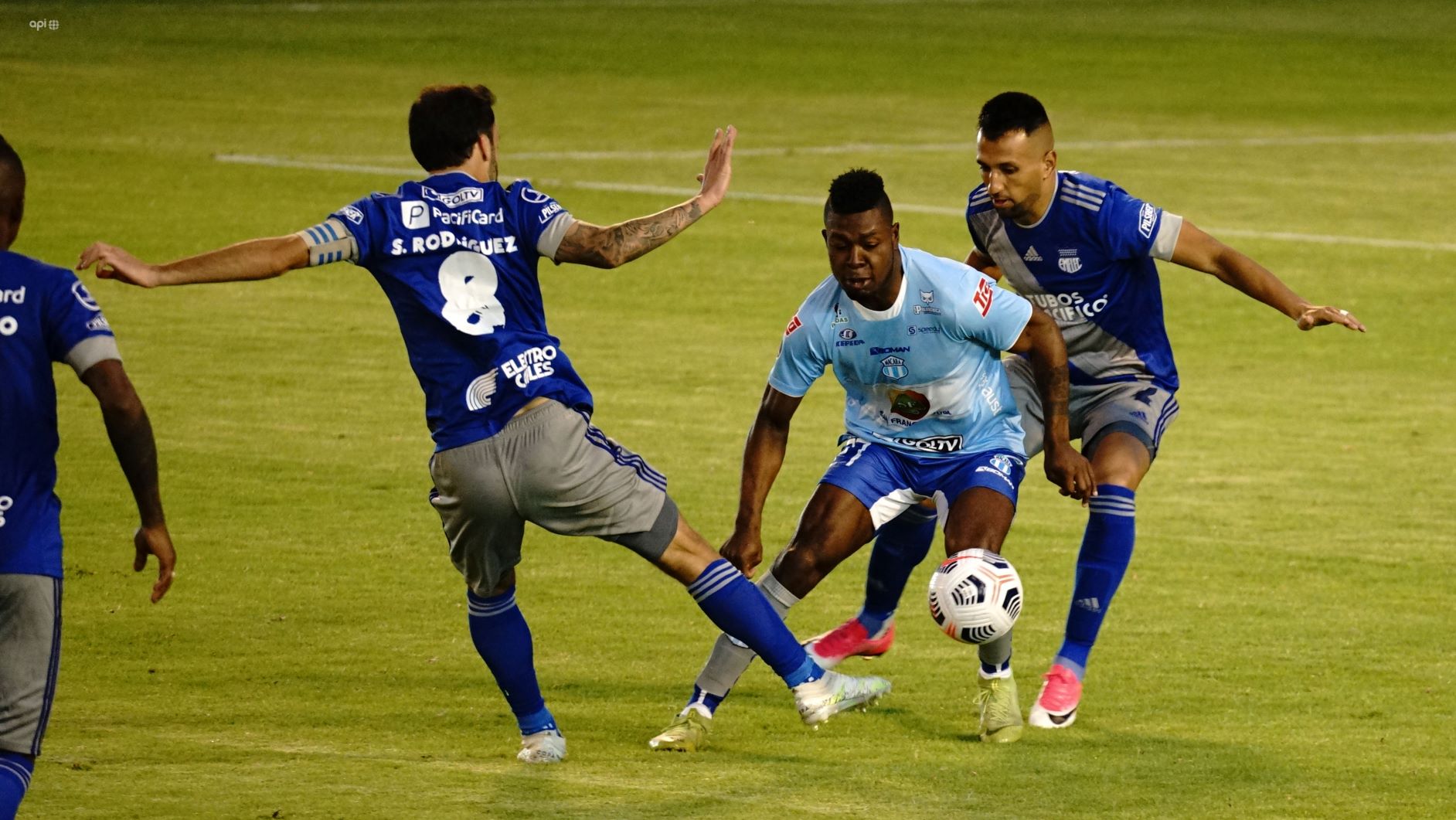 2-2. Emelec saca empate a Macará y confía en avanzar