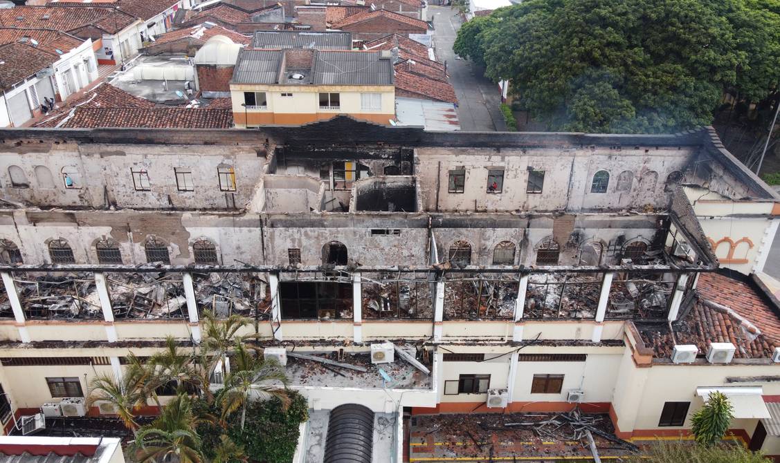 Noche de terror en Colombia deja en escombros el Palacio de Justicia de ... Noche de terror en Colombia deja en escombros el Palacio de Justicia de ...