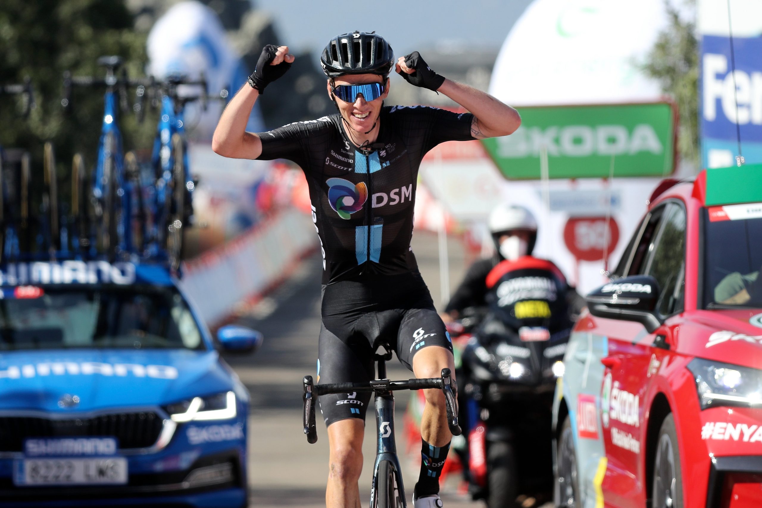 Bardet gana la etapa; Eiking sigue líder; Carapaz se retira