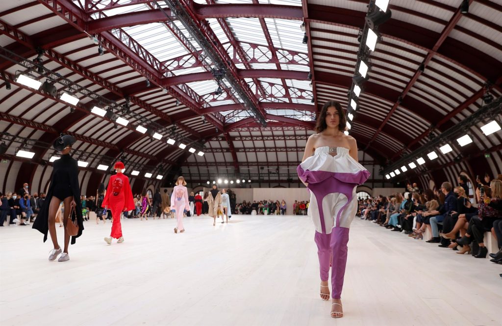 Loewe explora el surrealismo y propone nueva silueta en París | La ...