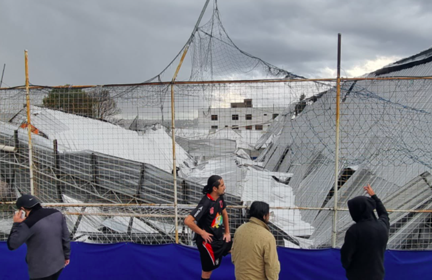 Un fallecido y 3 heridos por colapso de estructura por lluvia en Quito