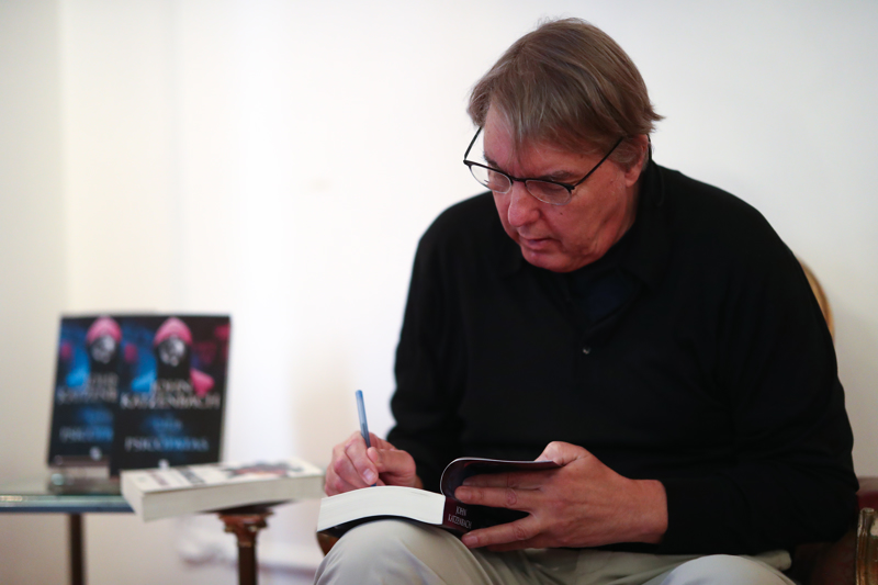 John Katzenbach: "Creo que todos estamos fascinados por el crimen"