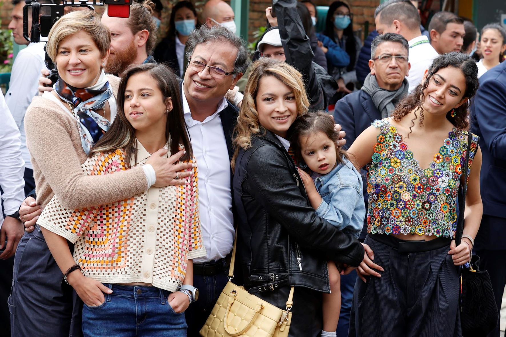 Petro vota "con esperanza de cambiar la historia"