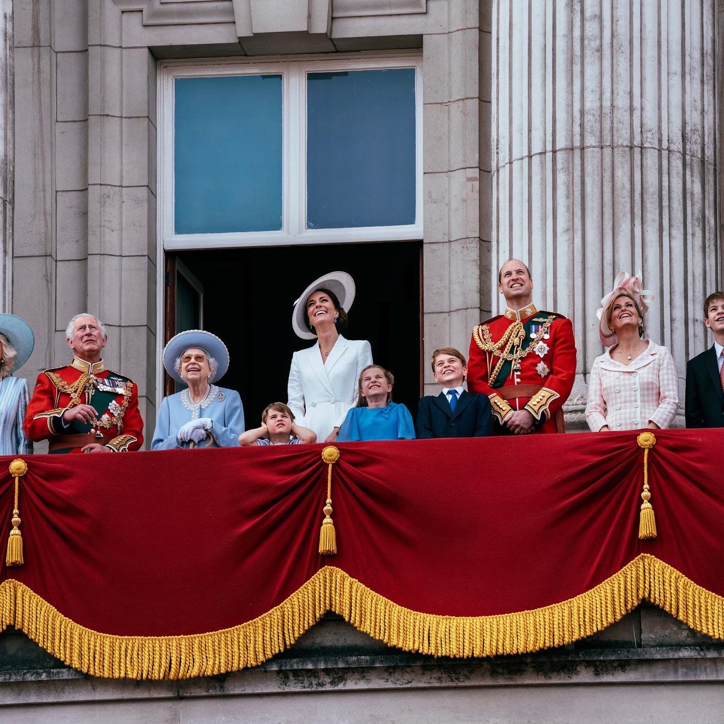 Familia real acompaña a Isabel II a saludar en el balcón