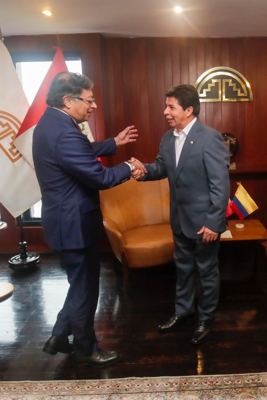 castillo-petro | La República EC