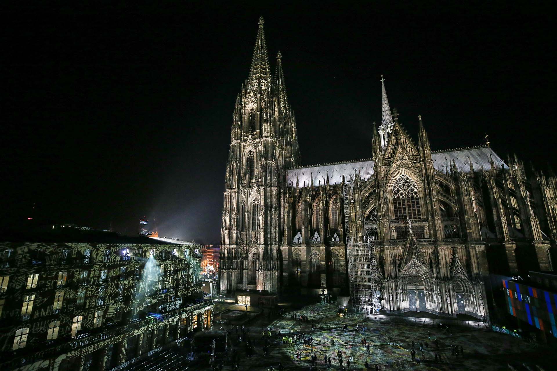 Catedral De Colonia De Noche El Puente Hohenzollern Y La Catedral De