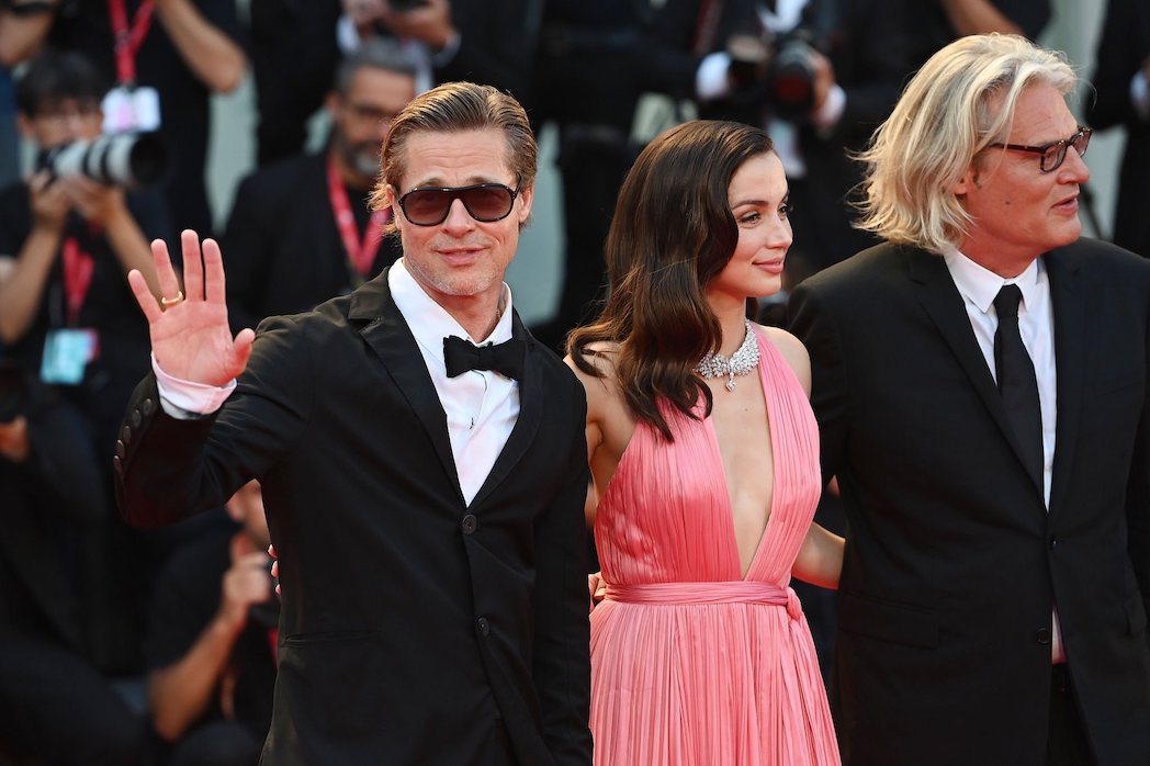 Brad Pitt y Ana de Armas rivalizan en la alfombra de Venecia