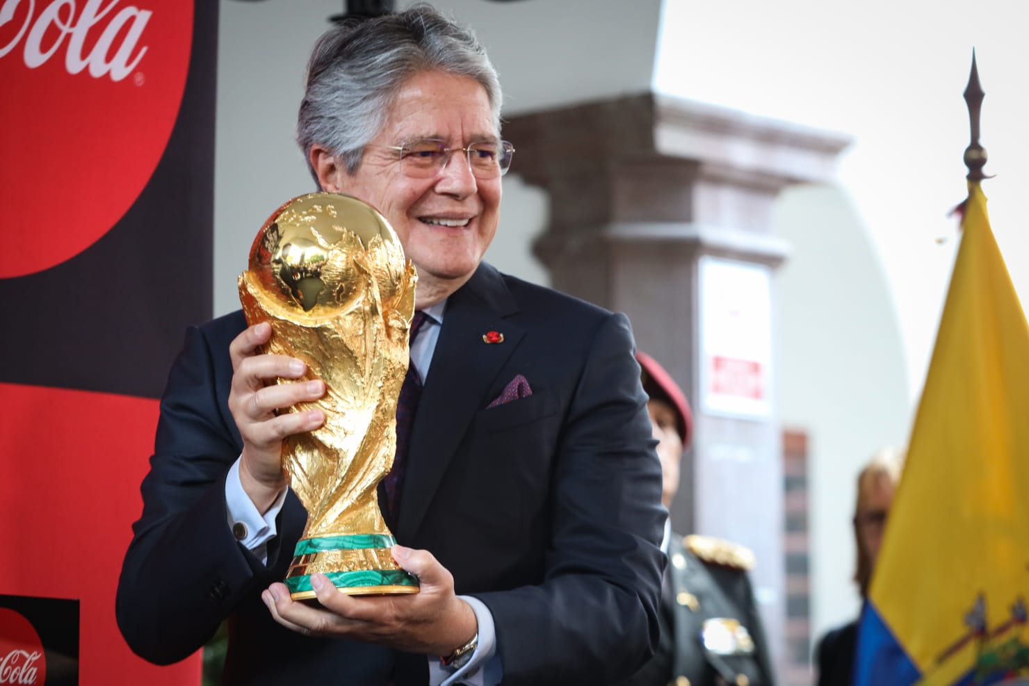 Presidente Guillermo Lasso levanta la Copa del Mundo