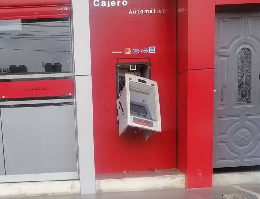 Desprenden cajero automático para tratar de robar dinero