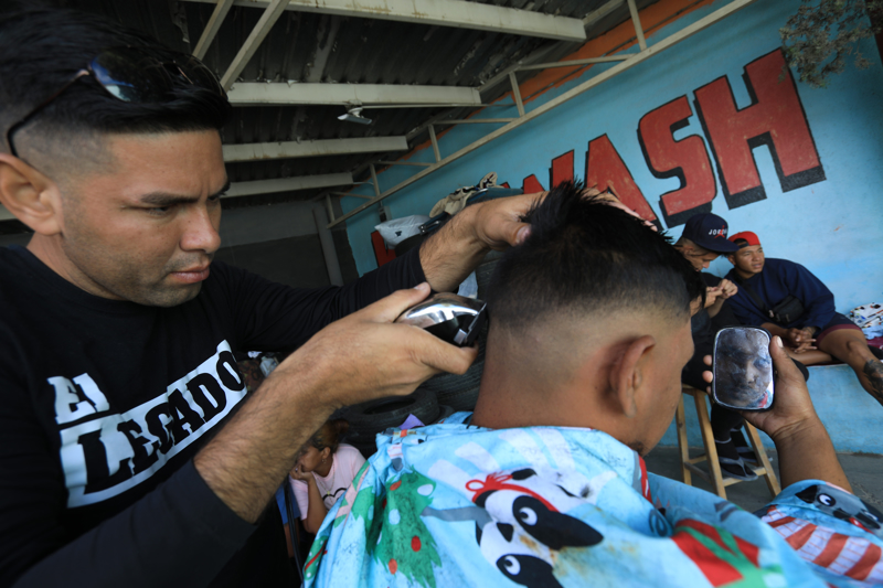 Venezolanos varados en la frontera de México subsisten como barberos