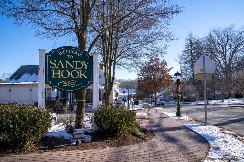 Sandy Hook recuerda con tristeza a sus victimas 10 años después de la ...