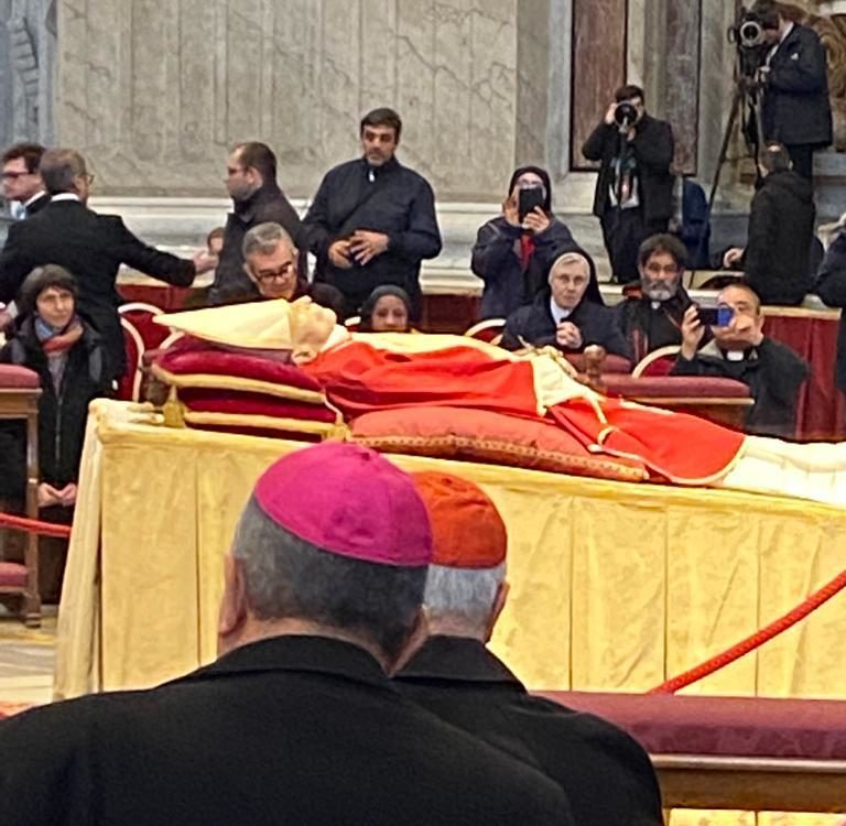 160.000 han pasado por la capilla ardiente de Benedicto XV