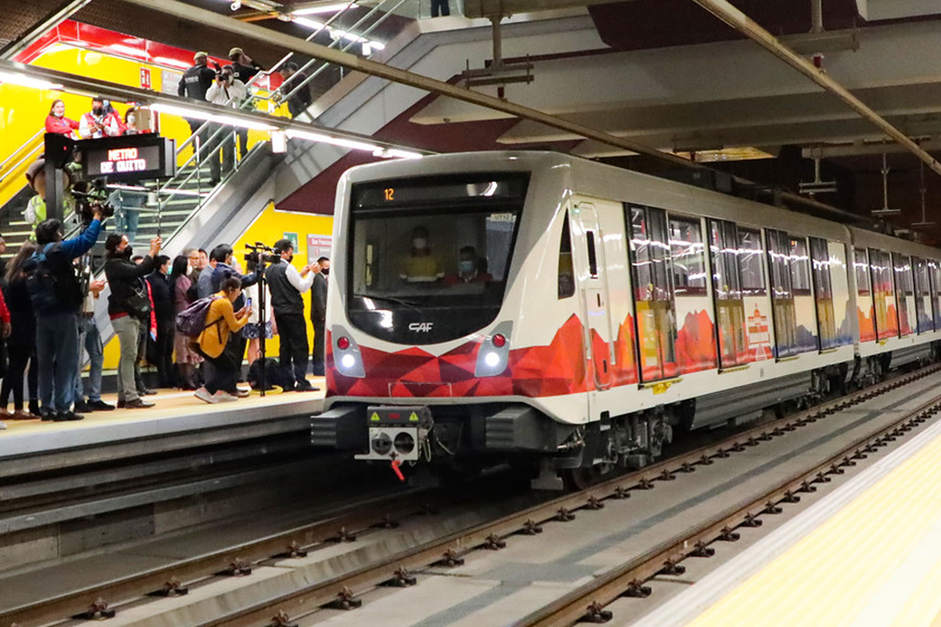 Metro de Quito registra más de 56.000 usuarios para realizar viajes de ...