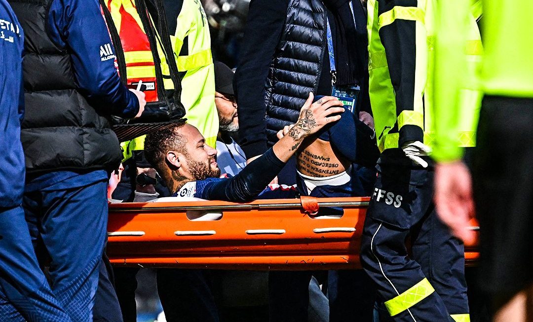 Neymar sufre un esguince de tobillo, de nuevo