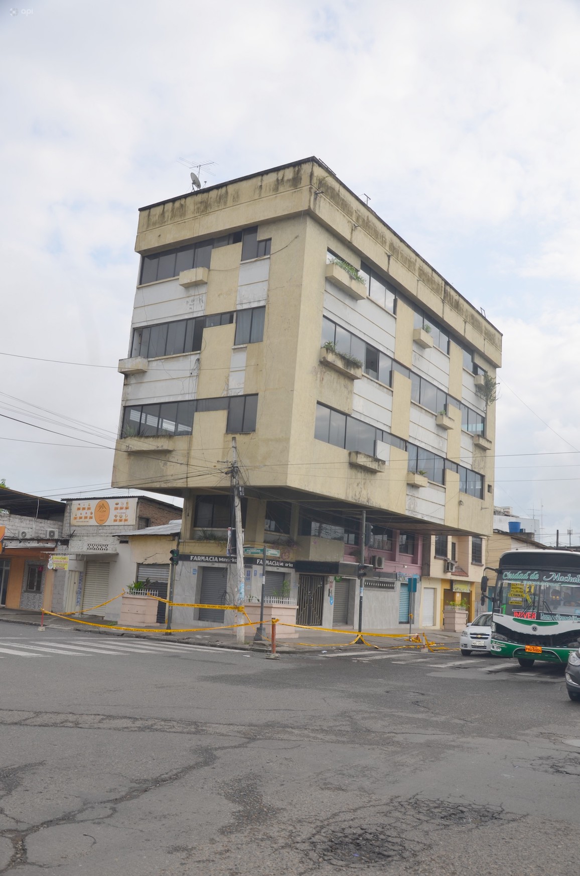 Dueños de edificio en Machala niegan rumores de riesgo de colapso | La República EC