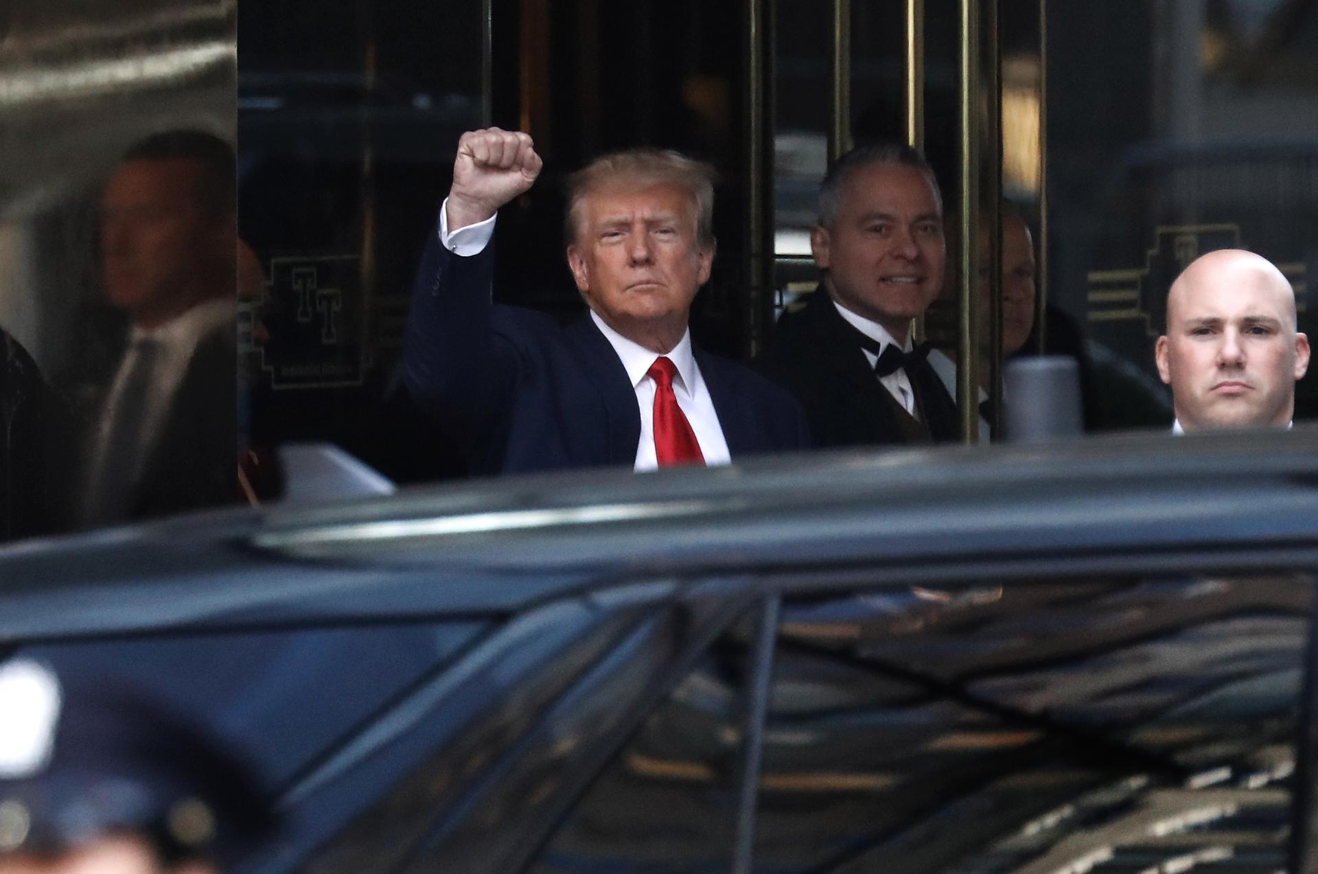 Donald Trump se entrega para que le lean los cargos