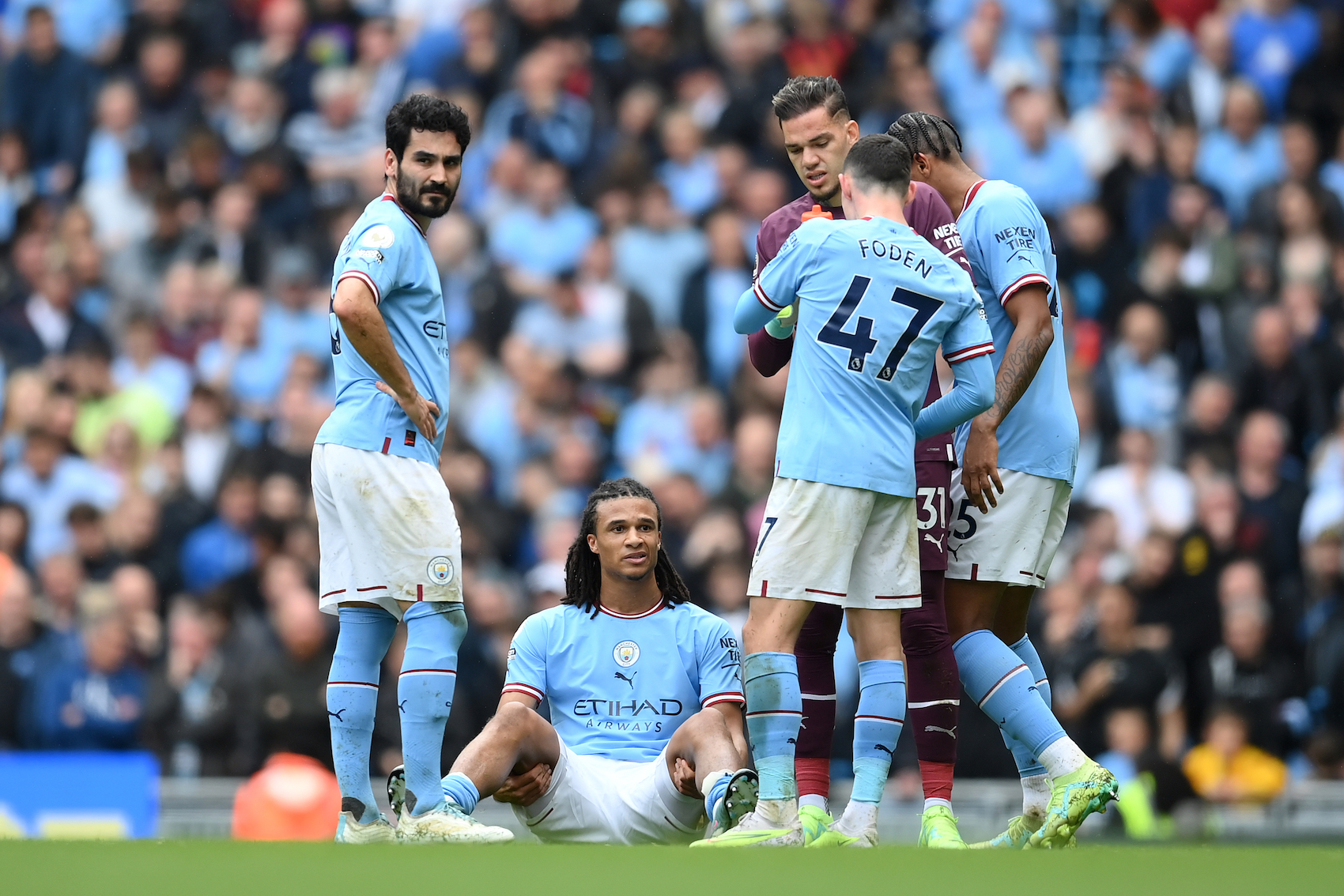 Ake abandona el choque ante el Leeds con molestias en un gemelo | La ...