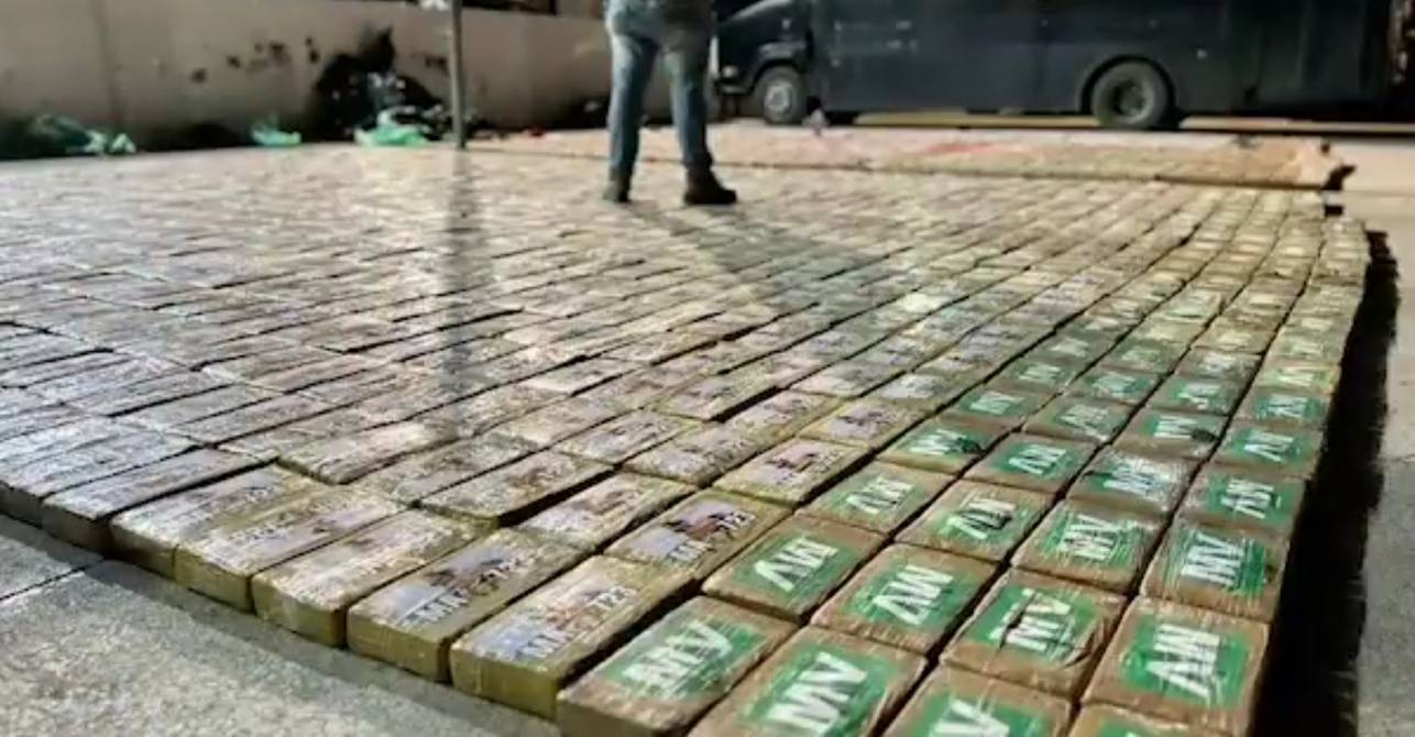 Decomisan más de 2 toneladas de droga oculta en bultos
