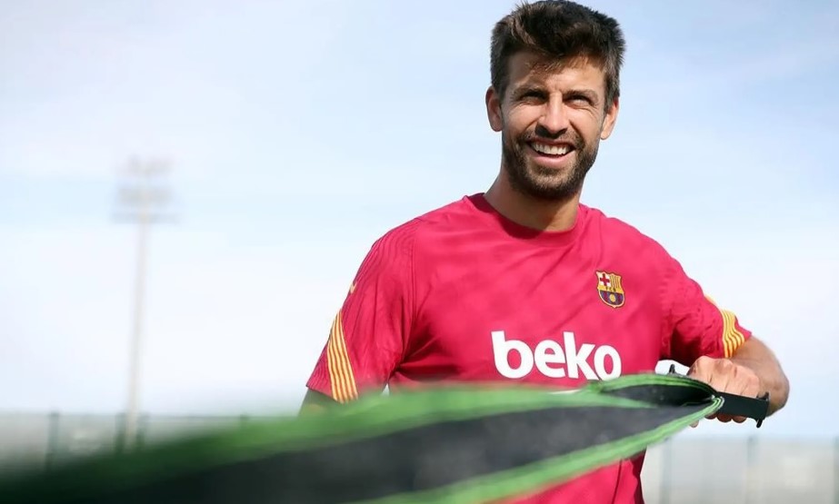 Gerard Piqué sufre una inusual caída durante un evento