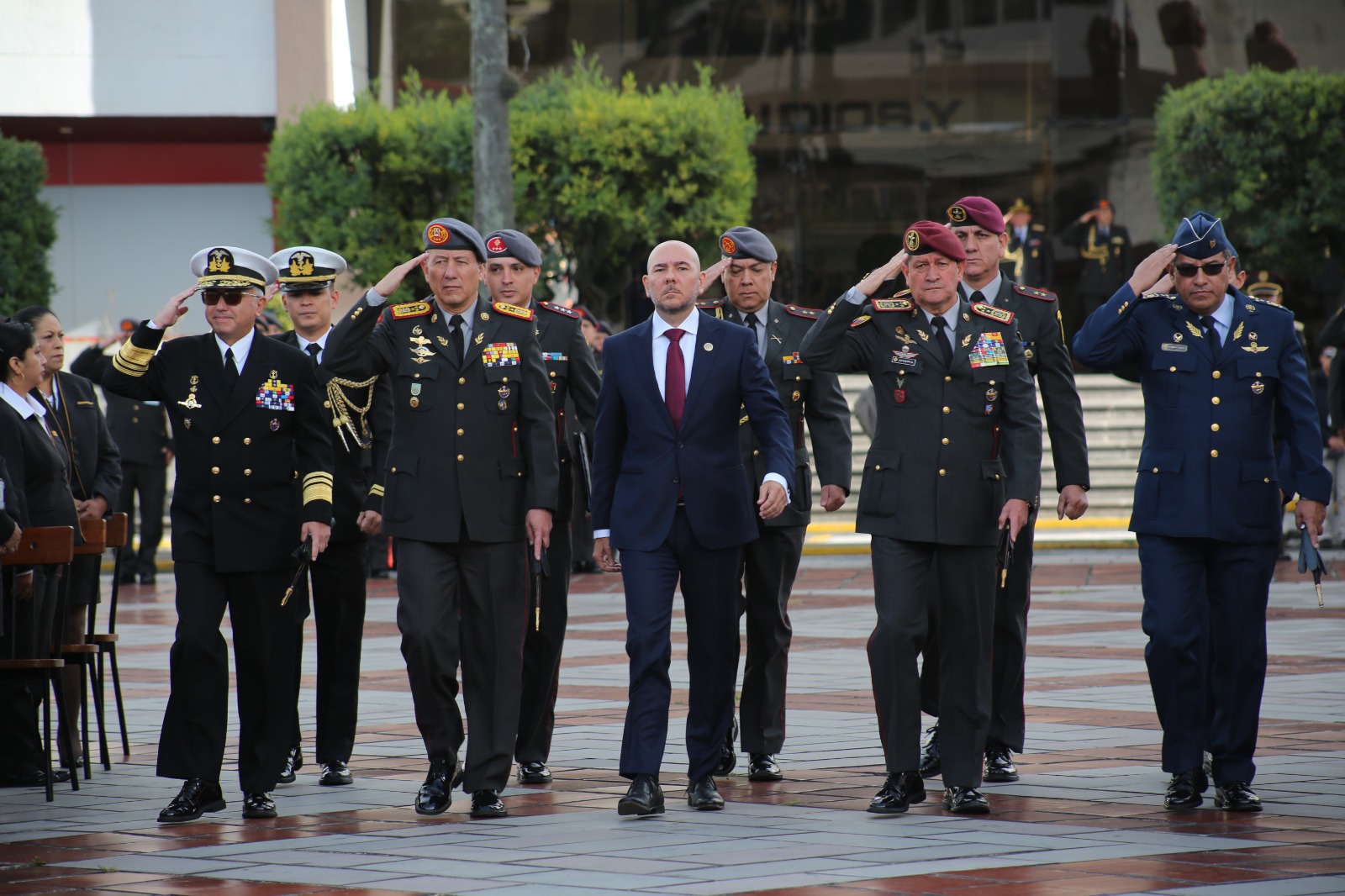 Noboa designa un nuevo Alto Mando Militar | La República EC