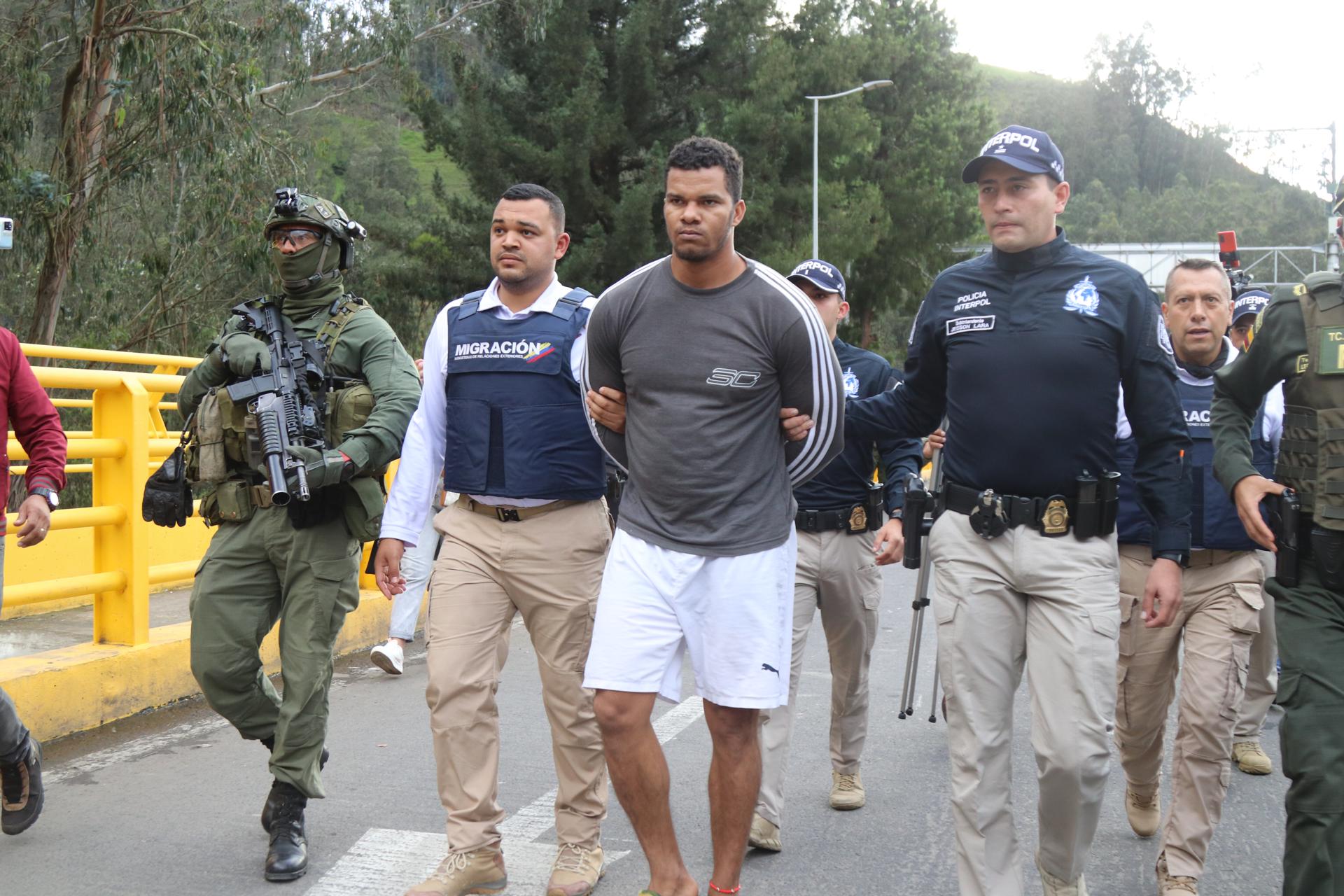 Ecuador deporta a Colombia al «Comandante Gringo», líder del Frente ...