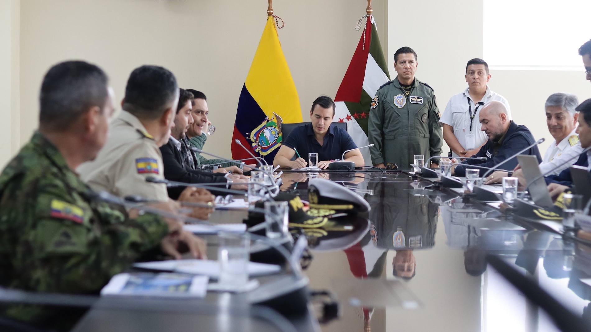 Noboa declara «conflicto armado interno» y ordena a las FFAA «ejecutar operaciones militares ...