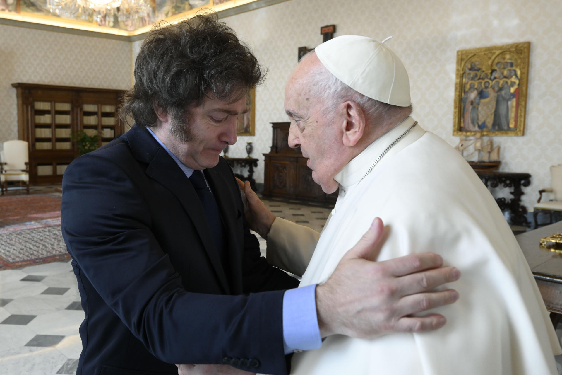 Milei se reúne con el papa Francisco y le regala alfajores Milei se reúne con el papa Francisco y le regala alfajores