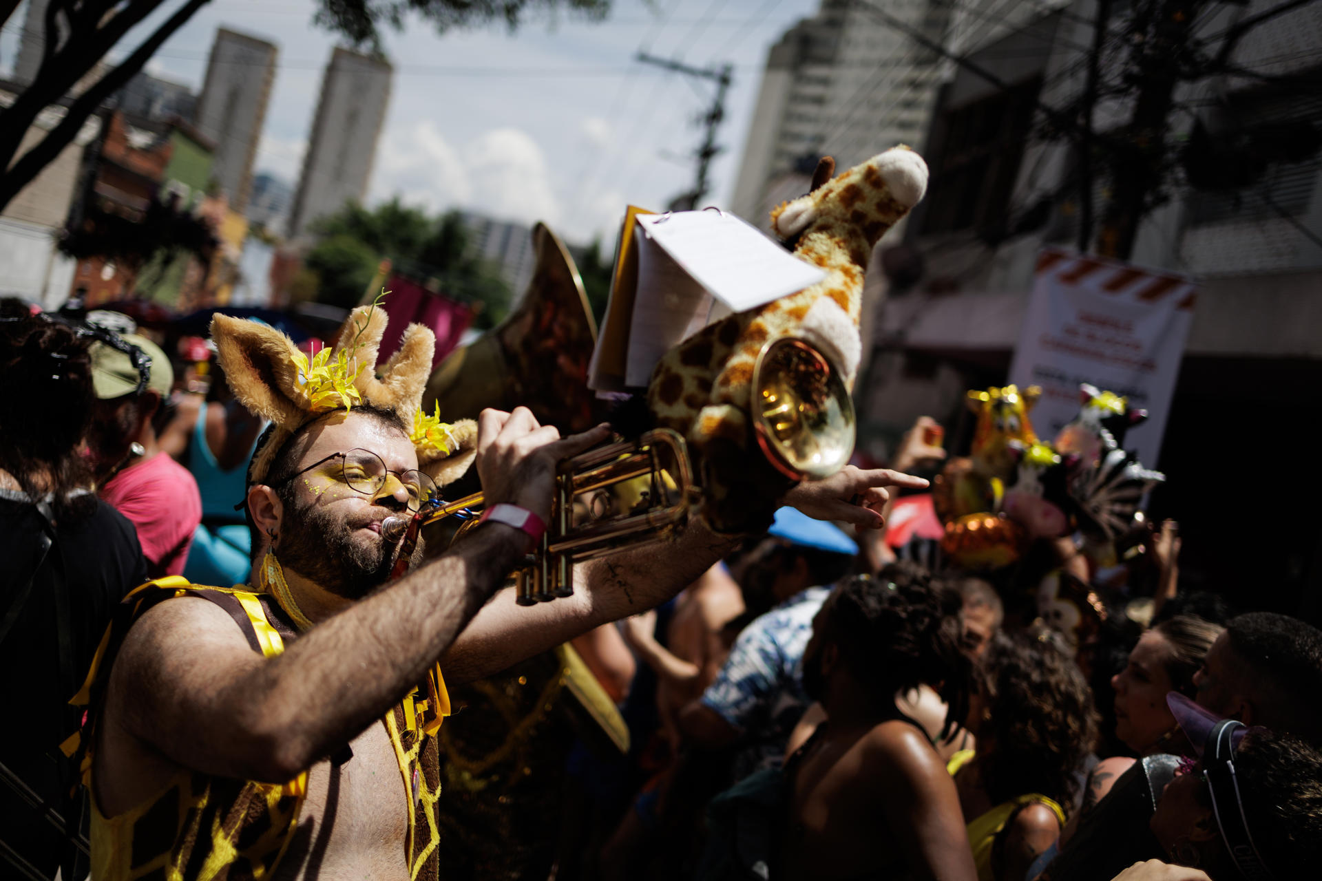 São Paulo arranca Carnaval con samba y comparsas callejeras
