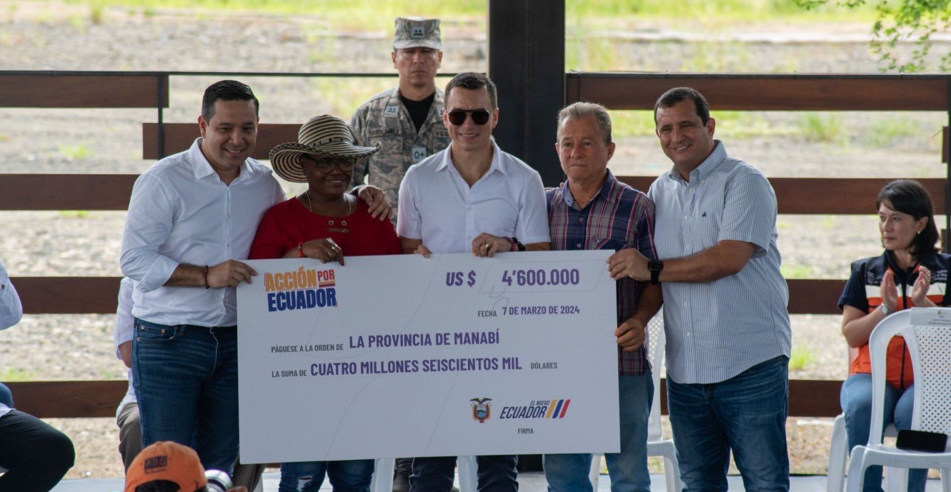 Noboa entregó anticipo para labores de mitigación en Chone