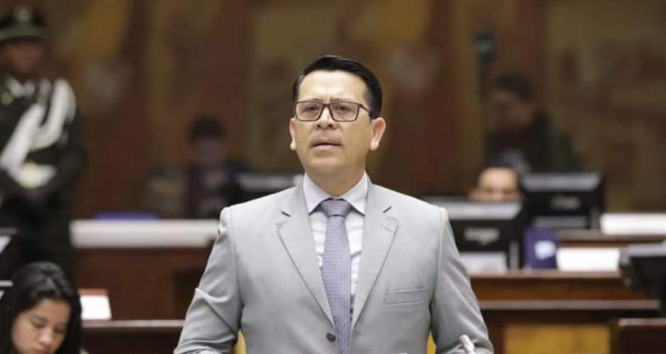 Otro legislador se desafilia de Revolución Ciudadana
