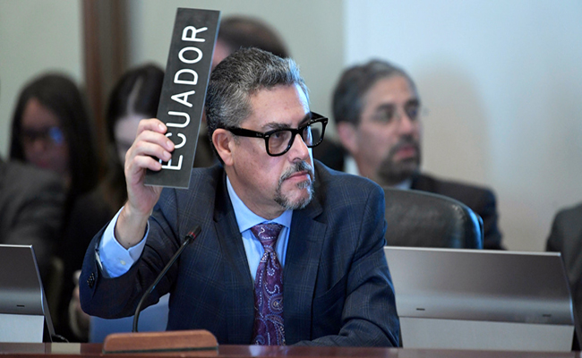 Ecuador quiere dialogar con México, AMLO amenaza con La Haya