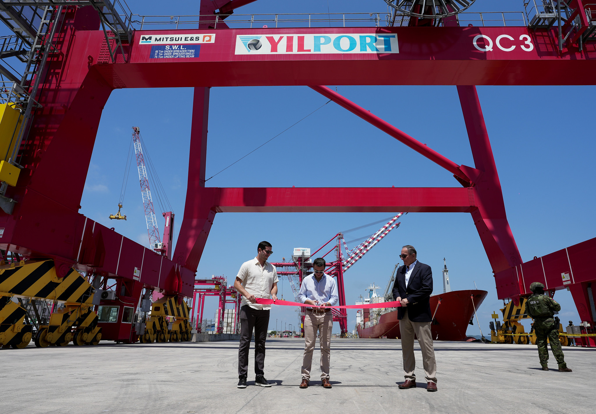 Noboa inaugura contenedores refrigerados en Puerto Bolívar