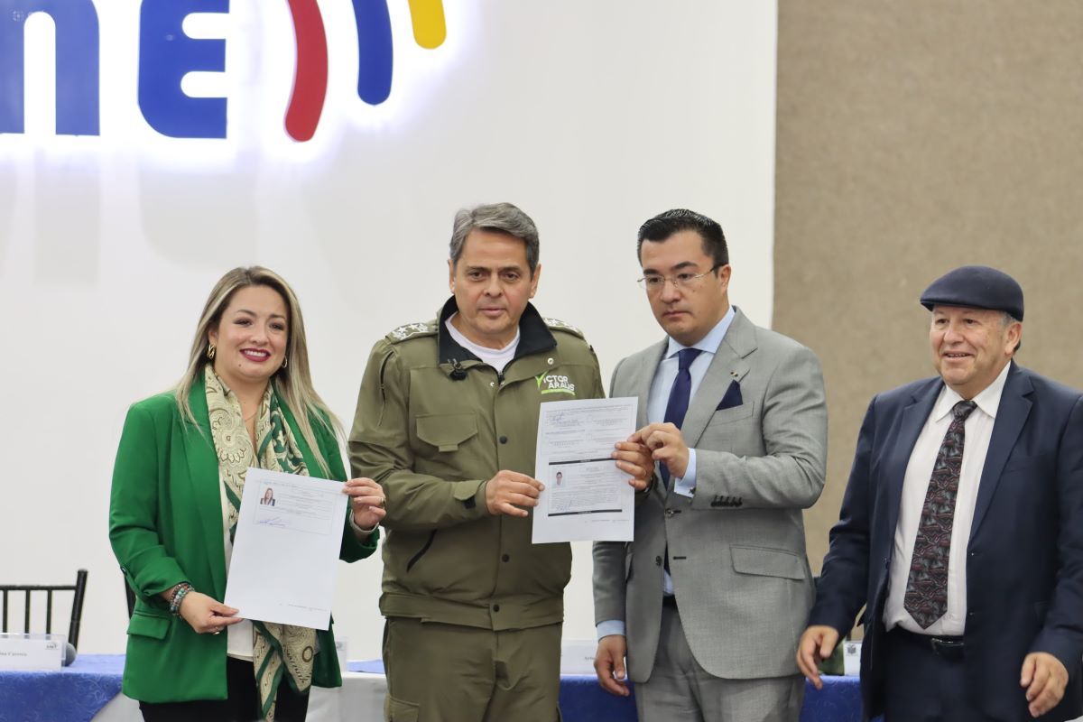 Víctor Araus inscribe su candidatura a la Presidencia