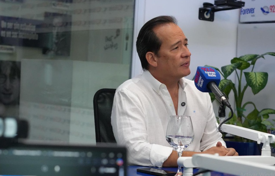 Henry Cucalon, candidato presidencial de Construye, en Radio Forever 92 ...
