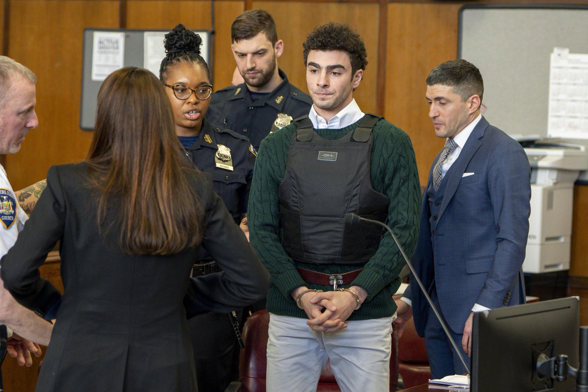 Luigi Mangione vuelve al tribunal de Nueva York con chaleco