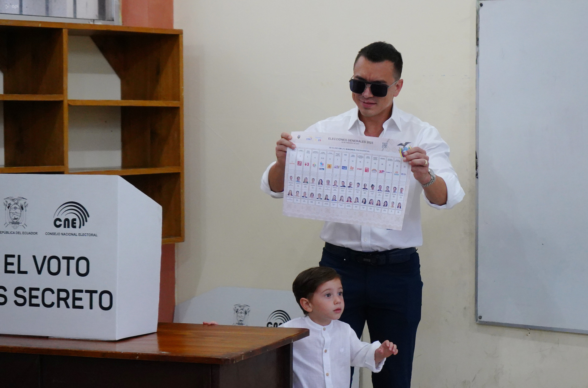 Noboa ejerció su derecho al voto y guardó silencio